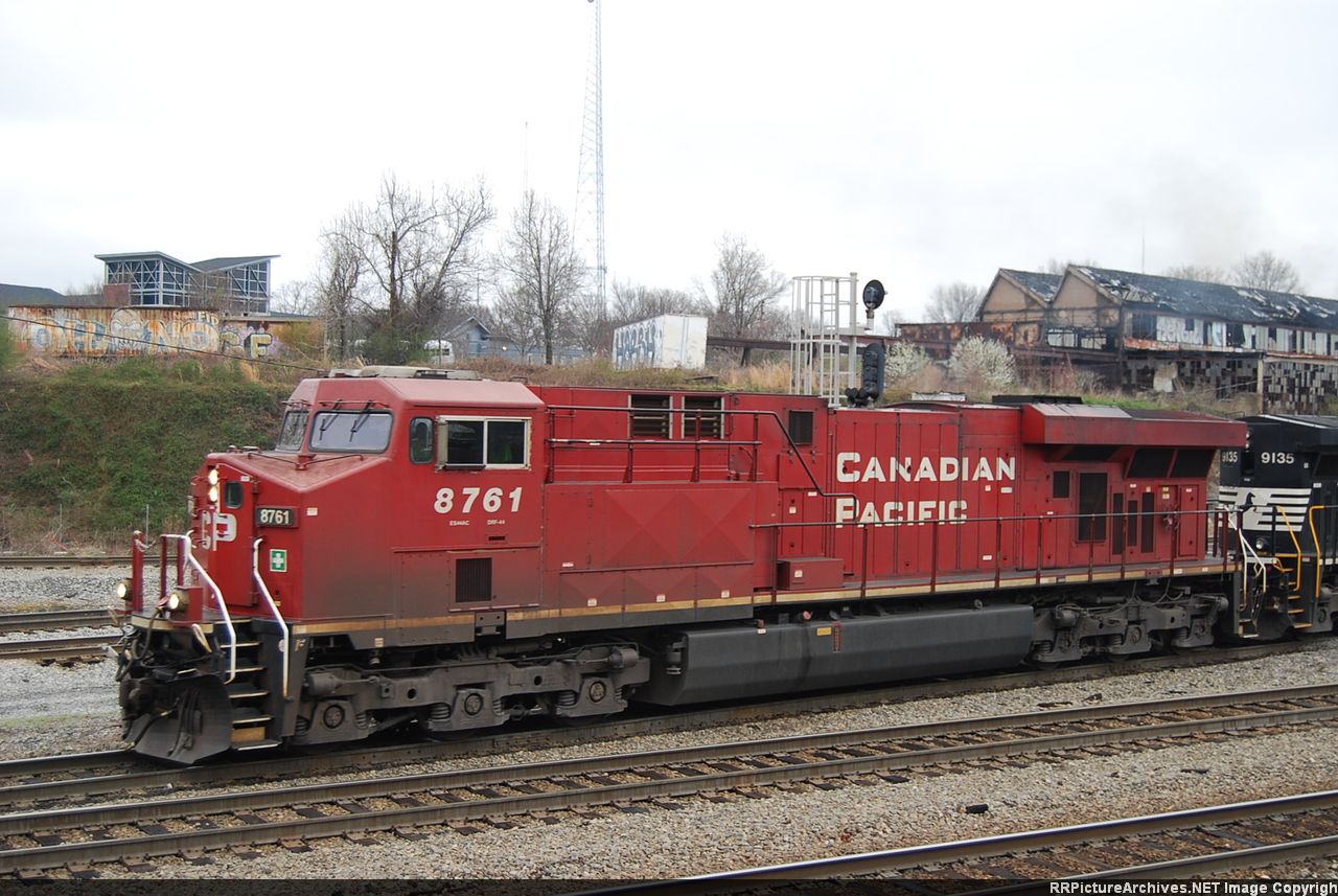 CP 8761 (ES44 AC
