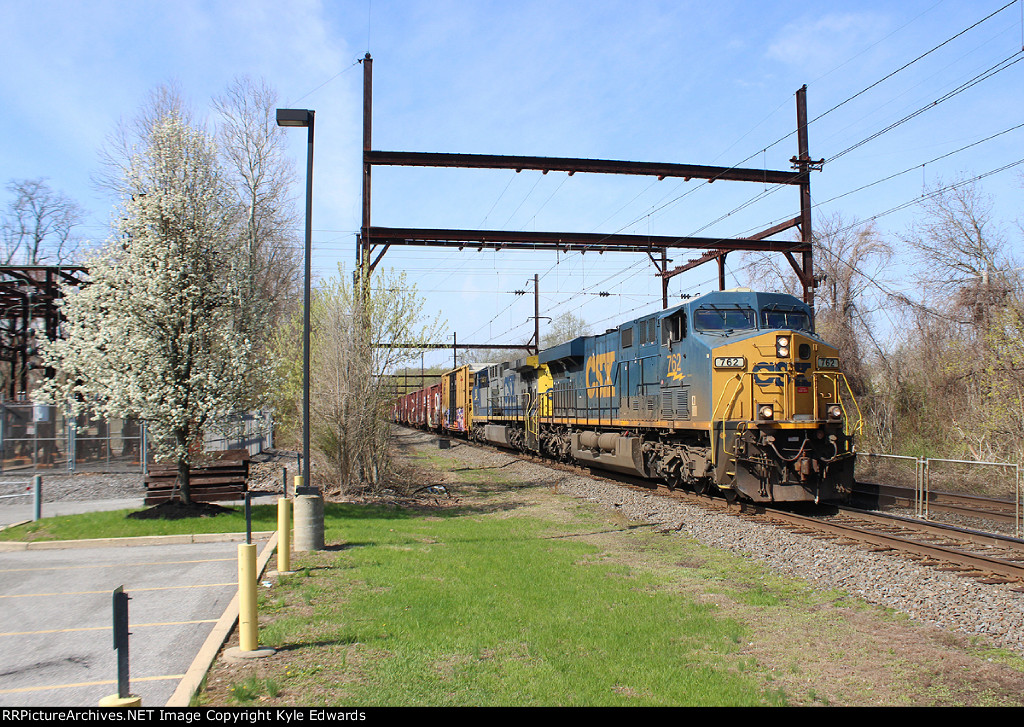 CSX ES44AC #762 on Q438