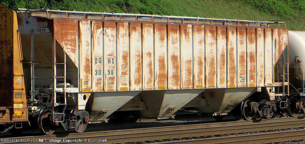 DGHX 3098 three-bay covered hopper