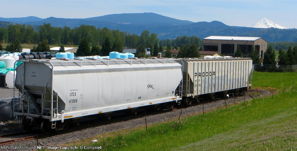 UTCX 47886 - UNPX 123354 covered hoppers