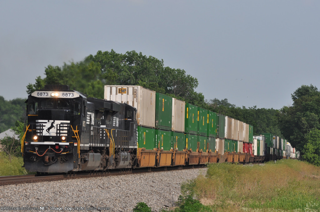 NS 8873 On NS 282 Westbound