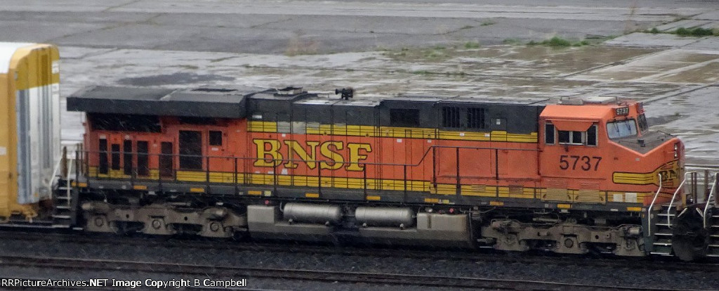 BNSF 5737