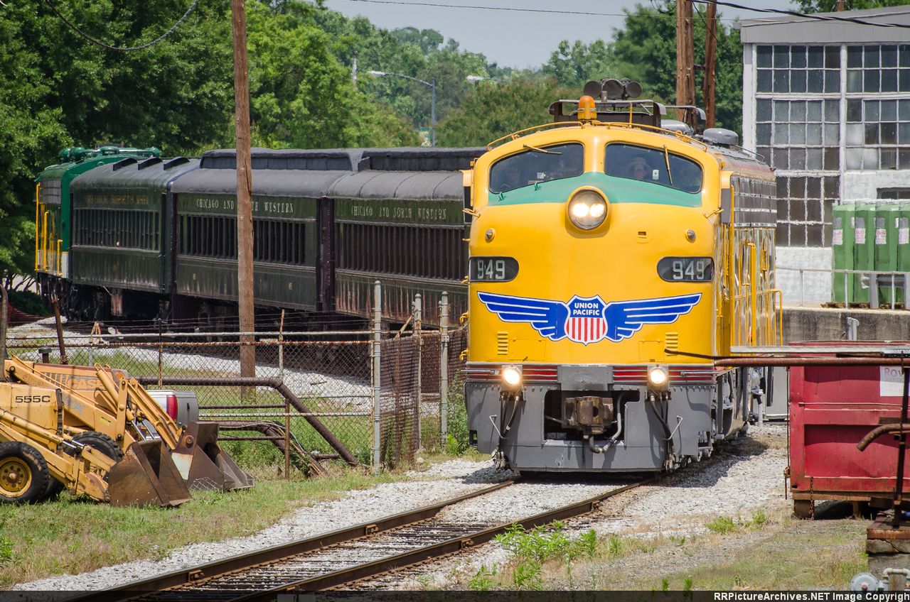 UP 949, EMD E9A, and Southern Rwy 6900, EMD E8A operate the museum train at Streamliners