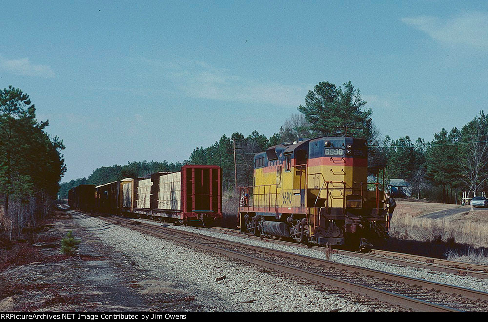Georgia Eastern 6590 working the Barnett interchange.