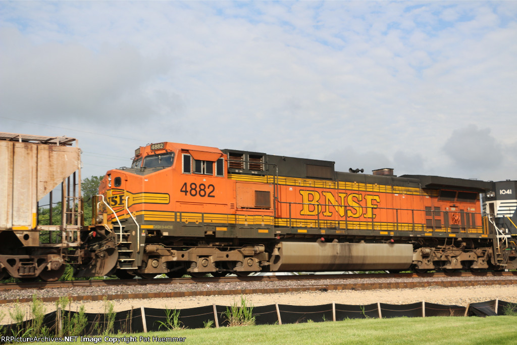 BNSF 4882