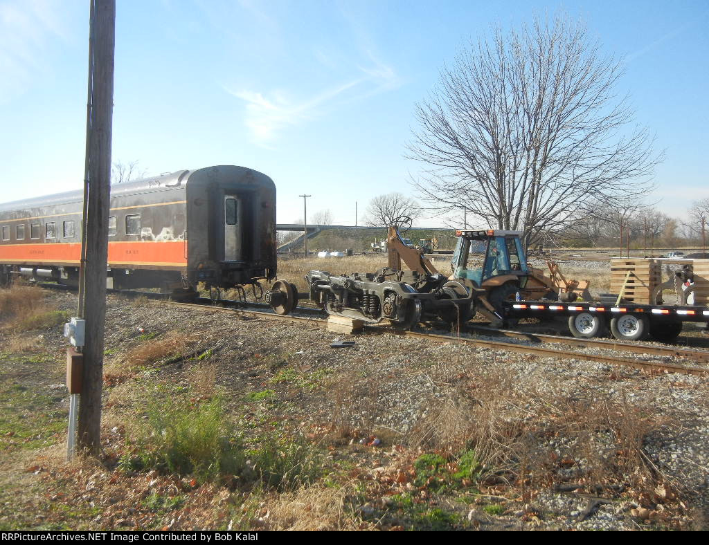 SLRG 9115 Sleeper Car Broke forward trucks rear axle