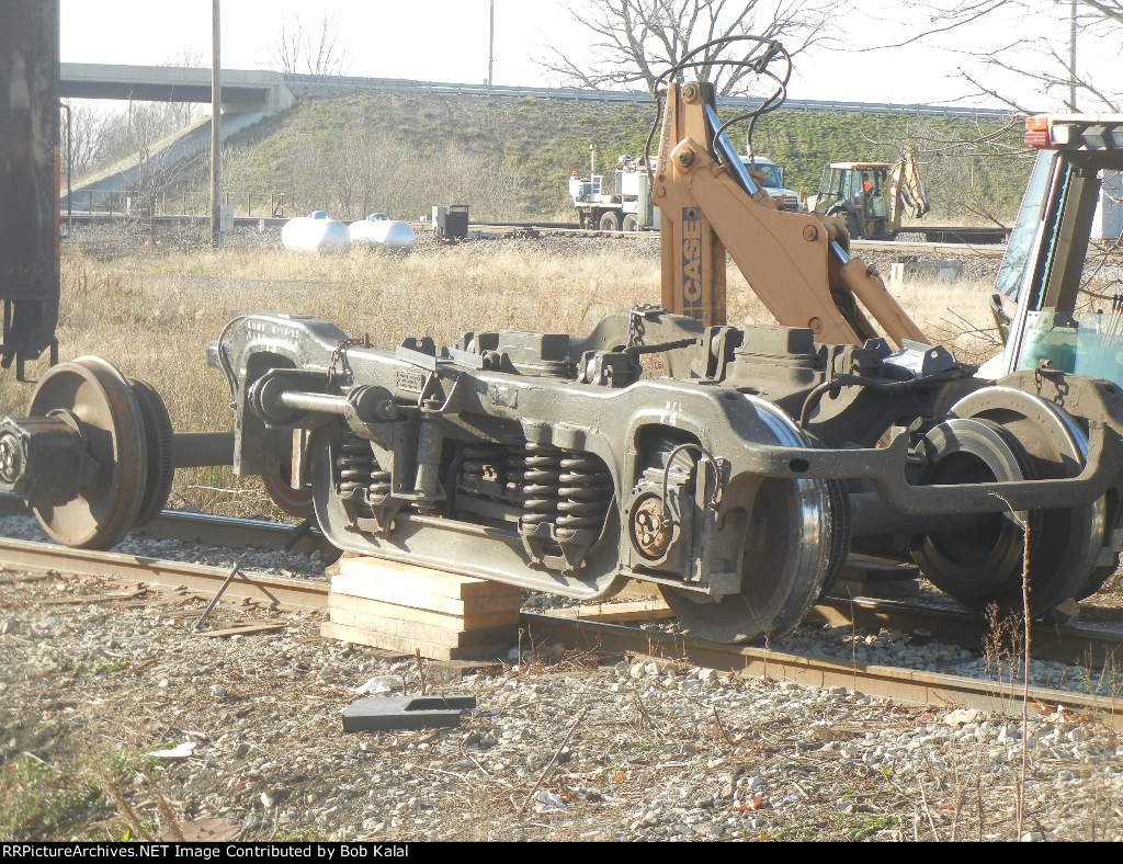 SLRG 9115 Sleeper Car Broke forward trucks rear axle