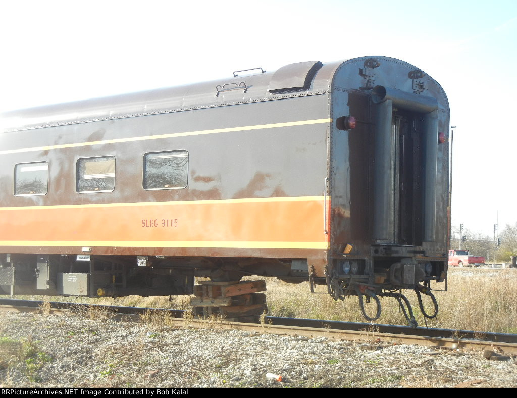SLRG 9115 Sleeper Car Broke forward trucks rear axle