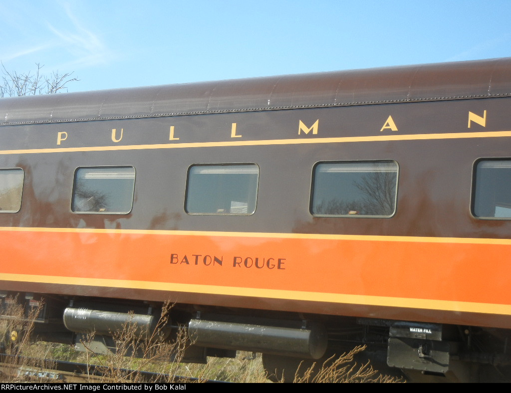 SLRG 9115 Sleeper Car Broke forward trucks rear axle