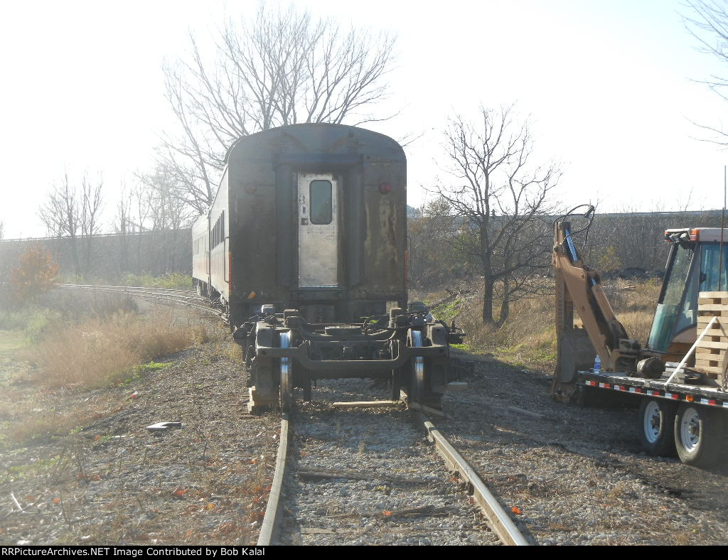SLRG 9115 Sleeper Car Broke forward trucks rear axle