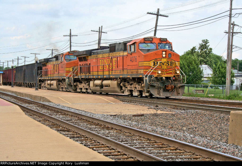 BNSF 4076 at Galesburg Amtrak Station