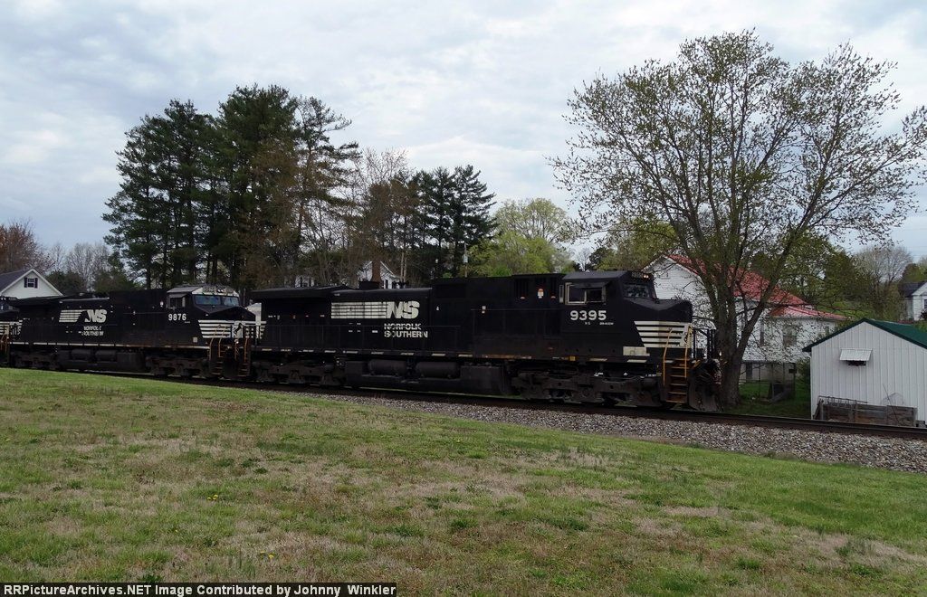 NS 9395 leads eastbound