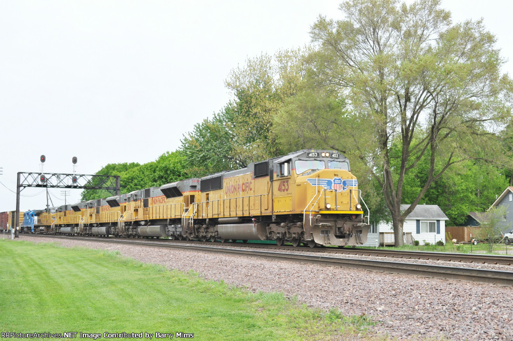 UP 4153 leads eastbound freight