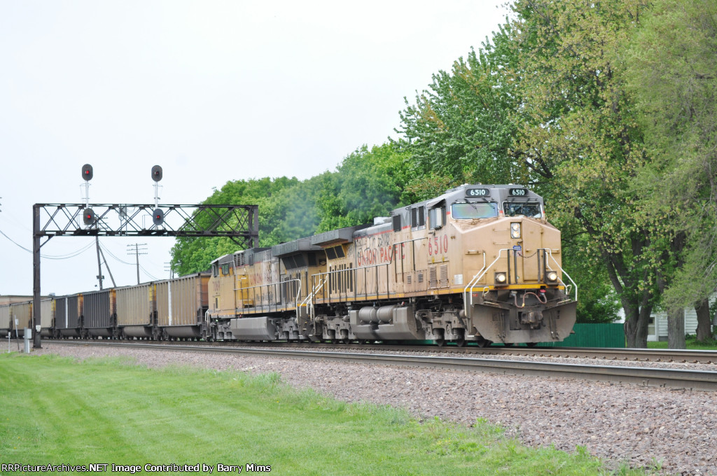UP 6510 East leads coal loads