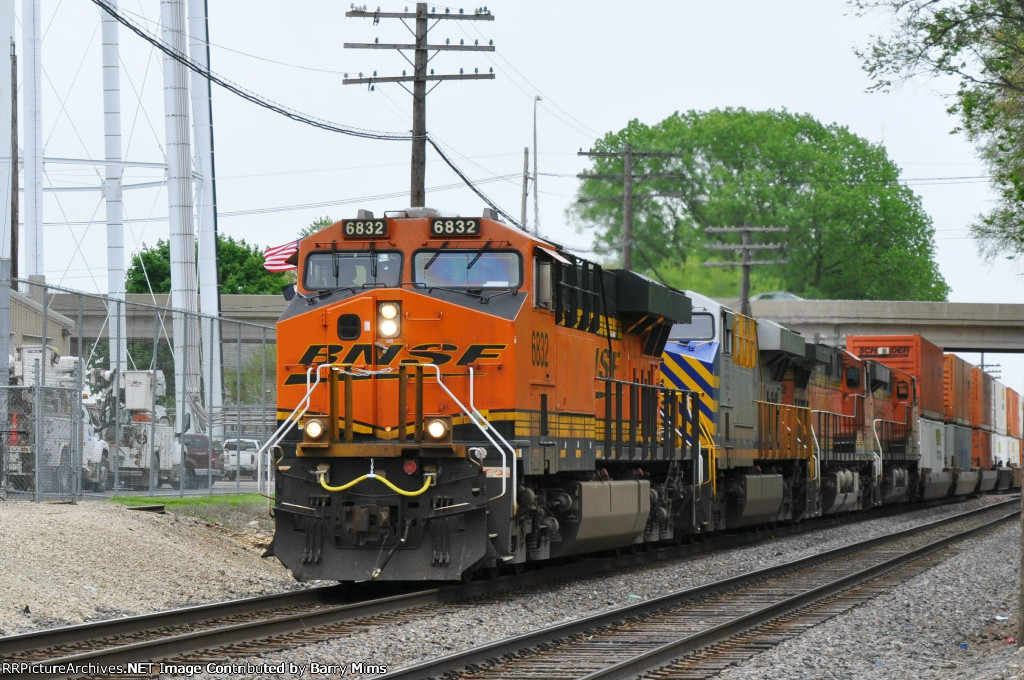 BNSF 6832 West leads stacks