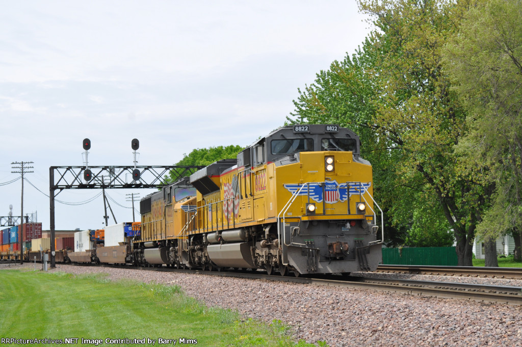 UP 8822 East leads stacks