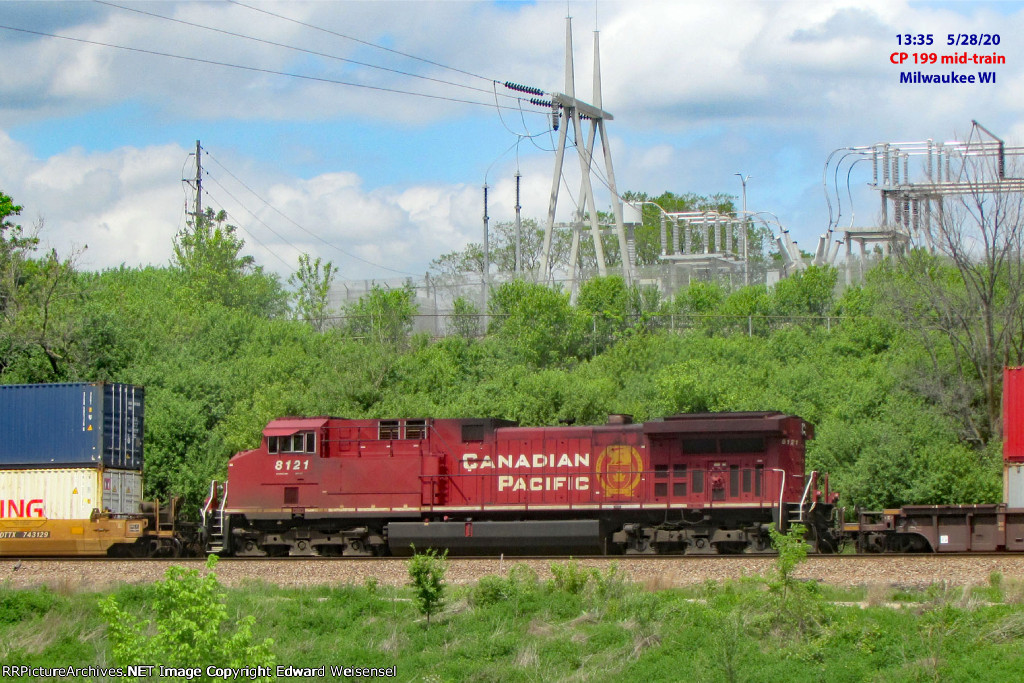 AC44CWM 8121 mid-train on Friday's 199