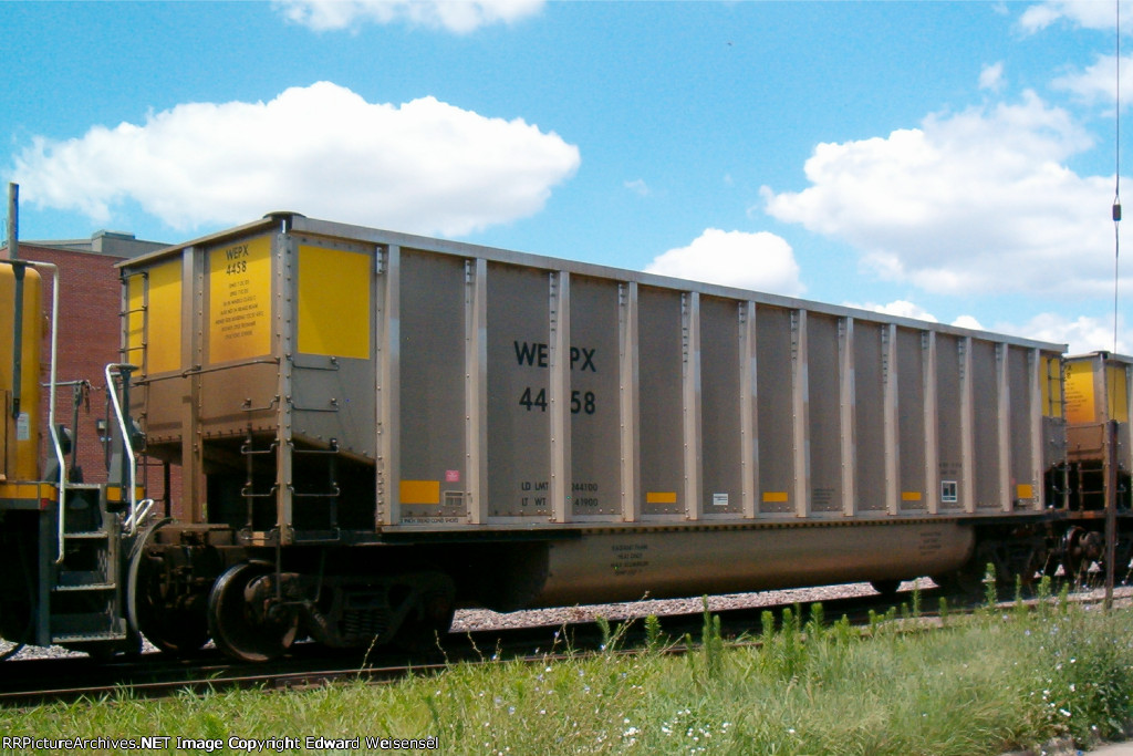 WEPX 4458 and sister 68 spotted at Racine for transfer to Pleasant Prairie