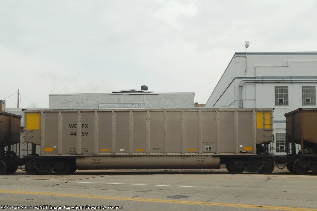 Twin-rotary gon mid-train with WEPX empties