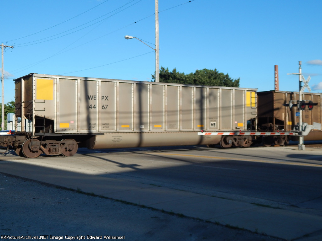 Twin-rotary gon mid-train with WEPX empties