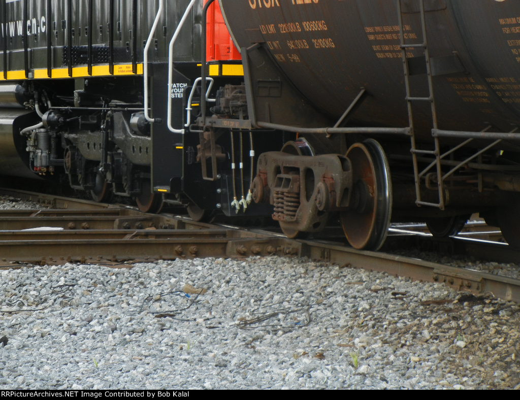 CN 5475 4th engine crossing diamonds