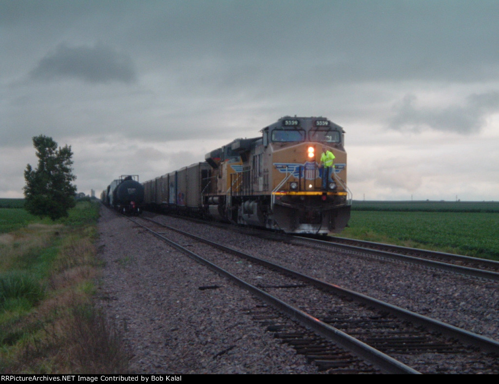 NS 6918 & UP 9447 passing UP 5559