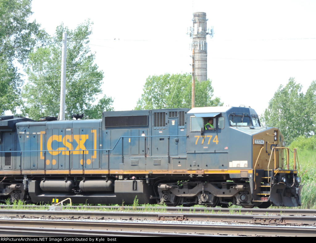 CSX 7774 on the loop