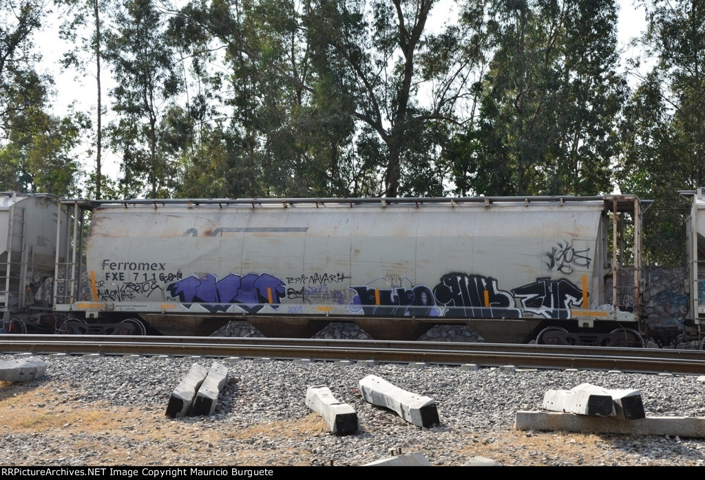FXE Covered Hopper with graffiti