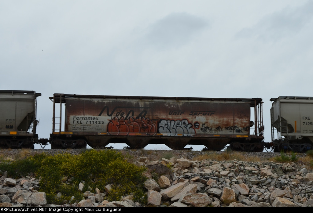 FXE Cylindrical Hopper ex NdeM with graffiti
