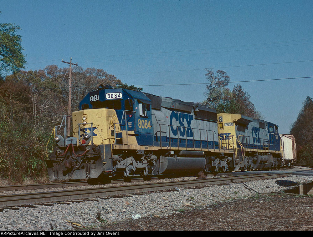 CSX #693 rolls through Roebuck.