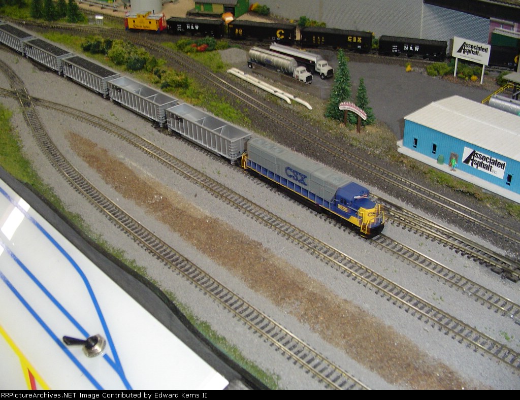 CSX 8555 Leads Train East