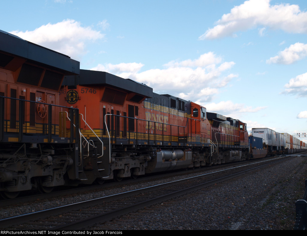 BNSF 5746