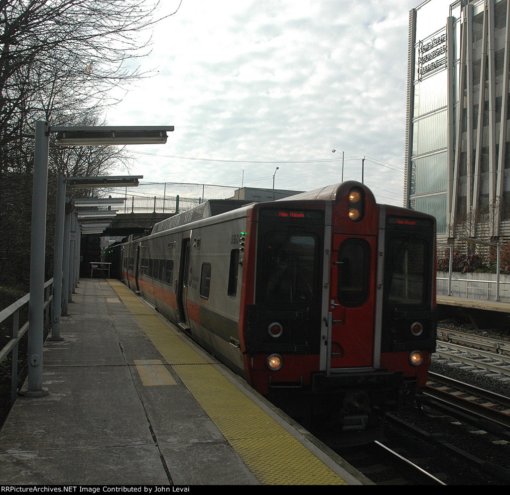 Metro North M8 Set passing Botanical Garden Station