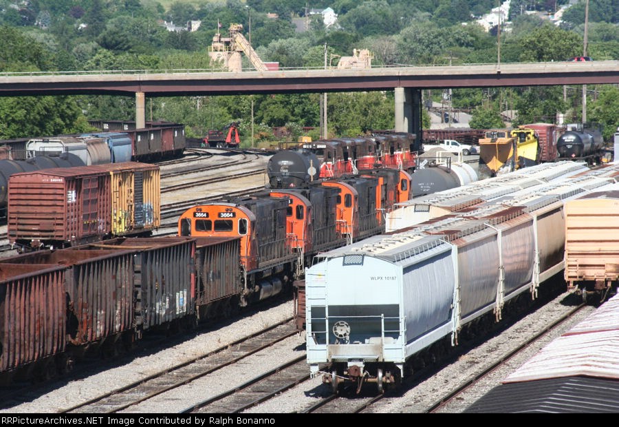 Overview of the NYSW yard shows 4 ALCo's and 4 GE's, all shut down