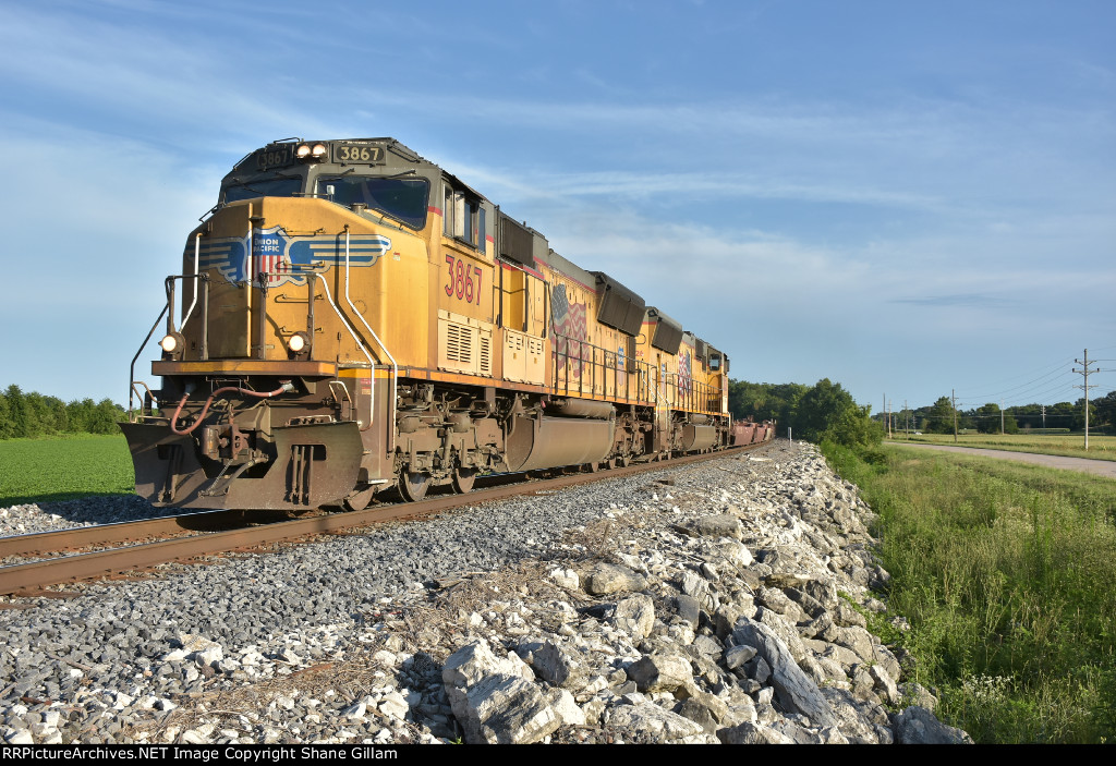 UP 3867 Leads a baretable up the Hannibal Sub.