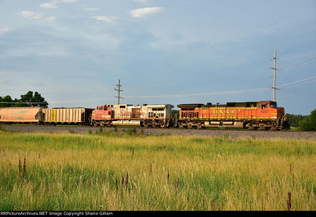 BNSF 4007 Leads a freight with a Santa Fe dash 9.
