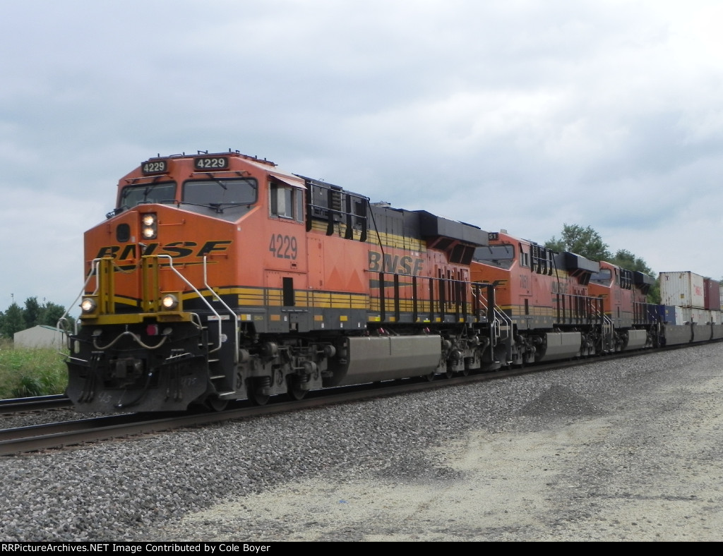 BNSF 4229 (GE ES44C4-T4)