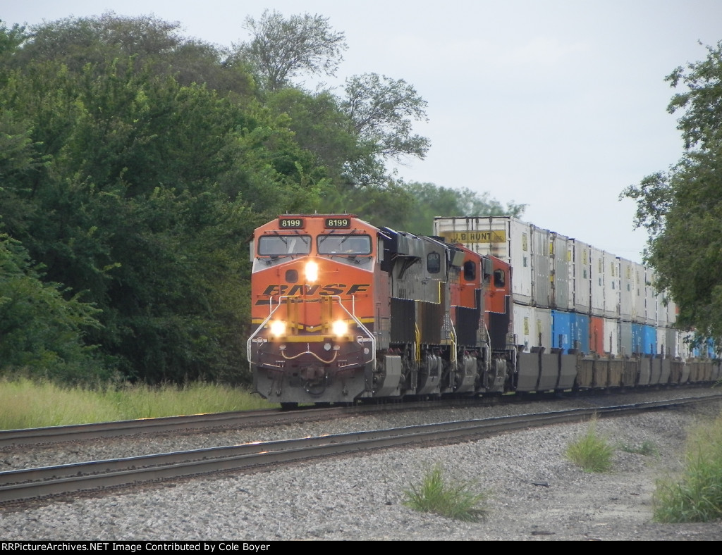 BNSF 8199 (GE ES44C4) leads Z-Train