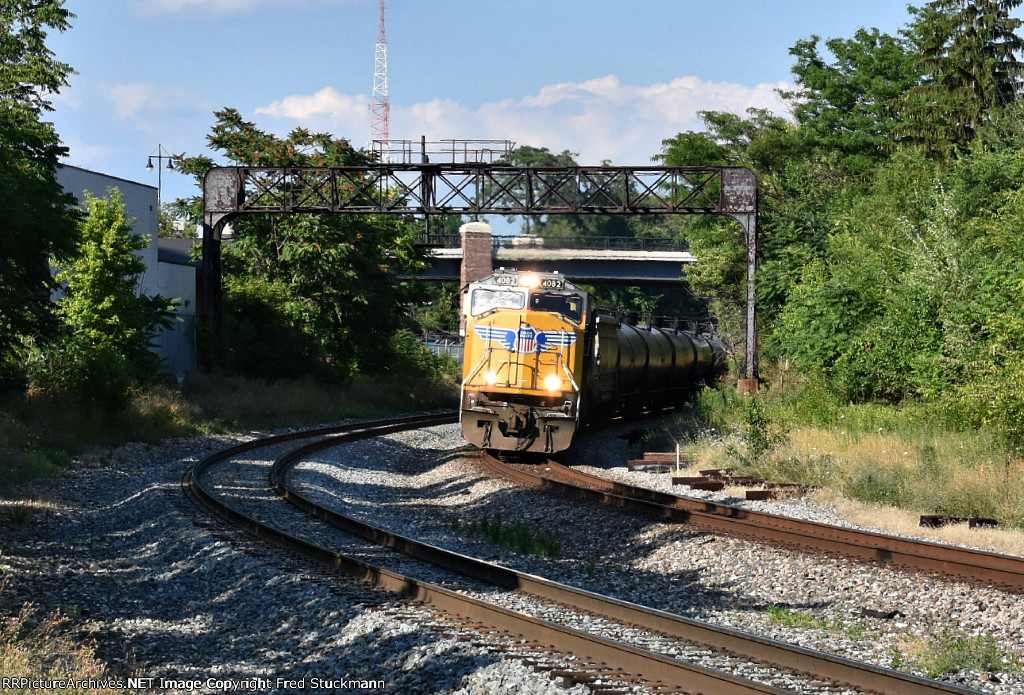 UP 4082 leads a wrong track empty oiler.