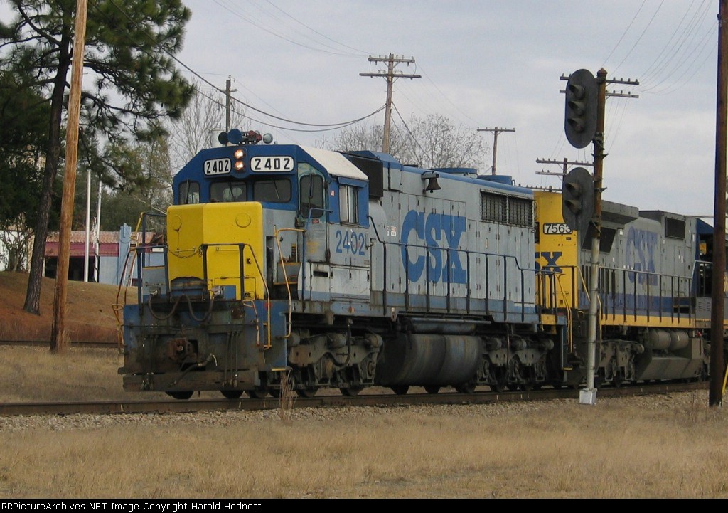 CSX 2402 runs the wye