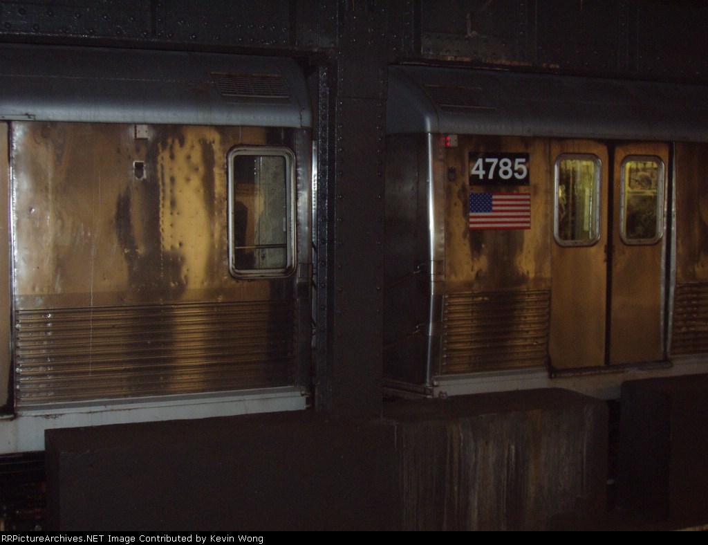 R42 4785 in Essex Street station