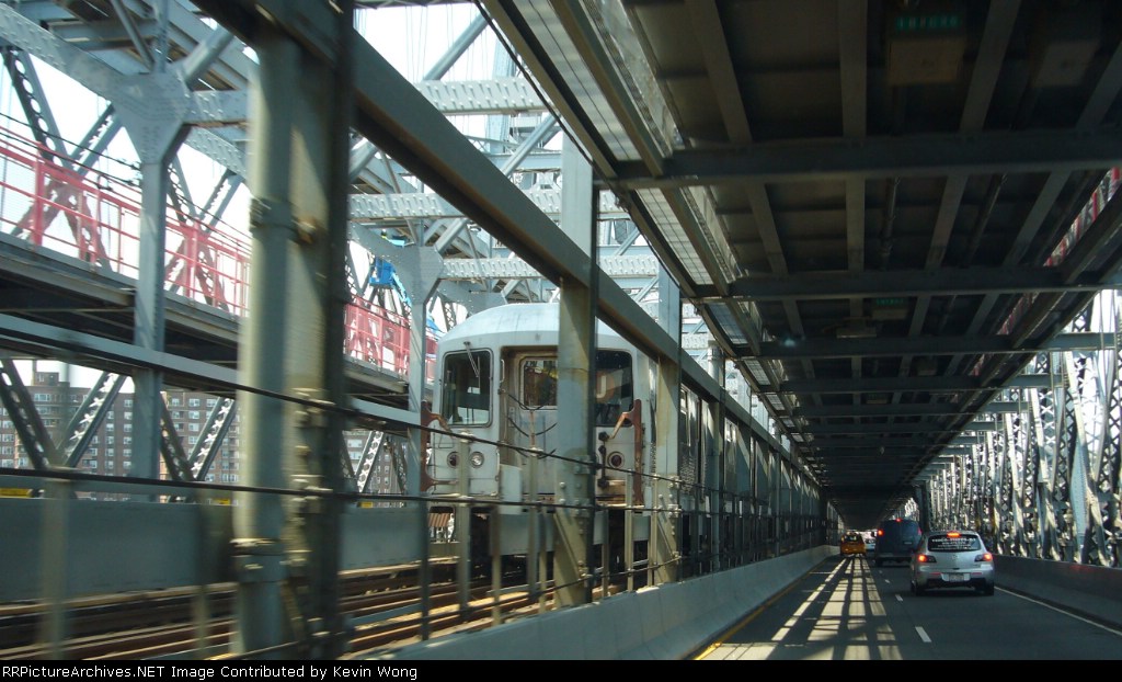 J train, southbound over the Williamsburg Bridge main span