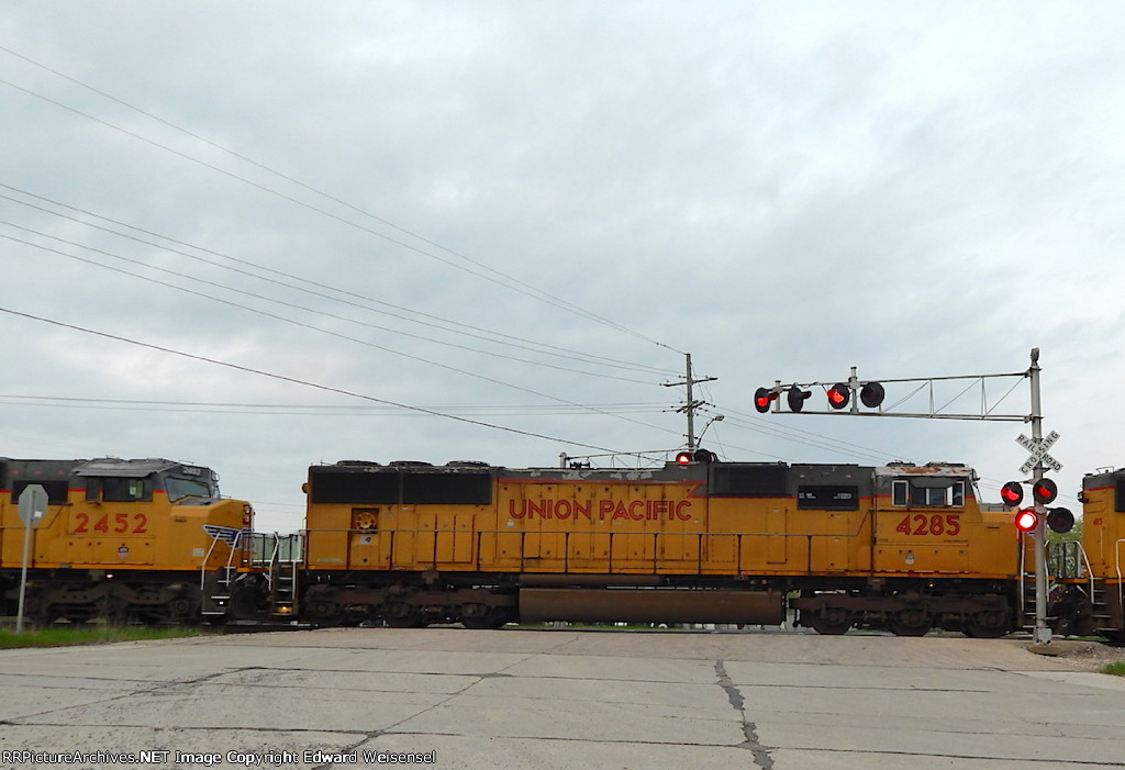 mALBUB hangs a right turn from the Adams sub to the north end of the yard
