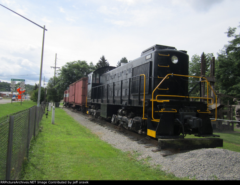 Static display ALCO S2, wood box car and EL caboose