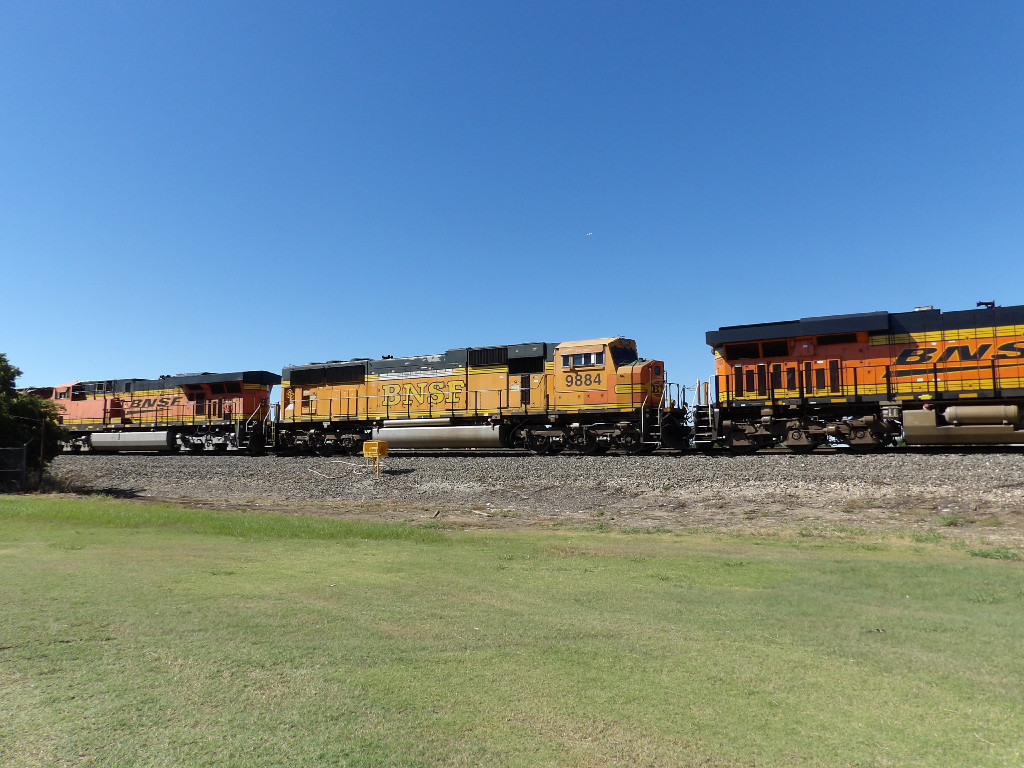 BNSF SD70MAC 9884