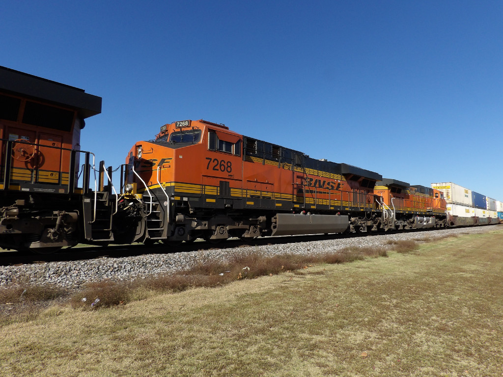 BNSF ES44DC 7268