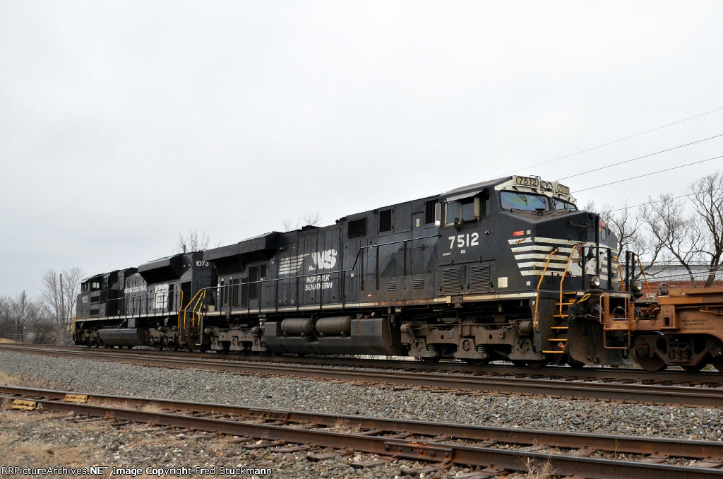 NS 7512 watches the very short train.