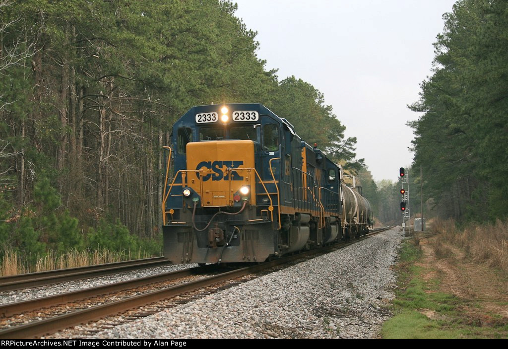 CSX Mate 2333 leads GP40-2 6428