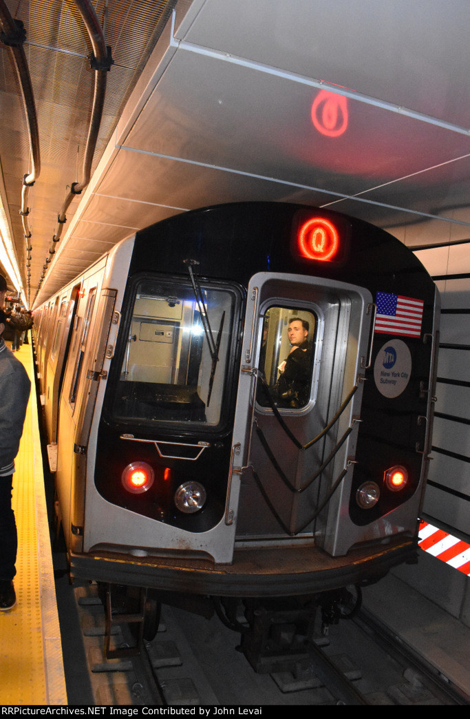 Q train at 96th St-2nd Ave Station