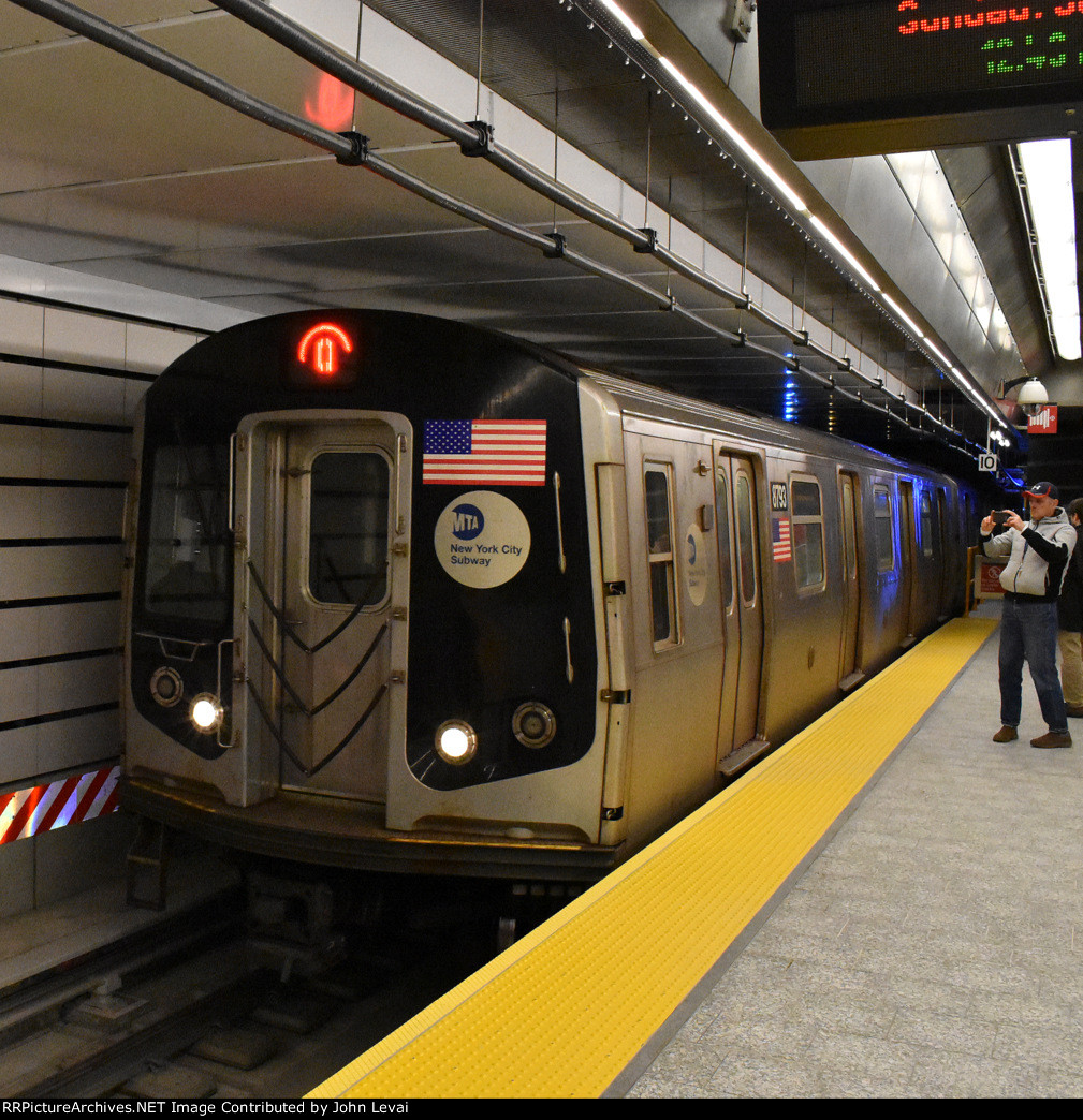 Q train at 86th St-2nd Ave Station